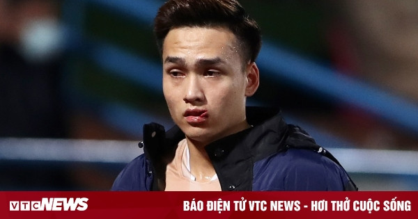 Bùi Hoàng Việt Anh khâu 24 mũi