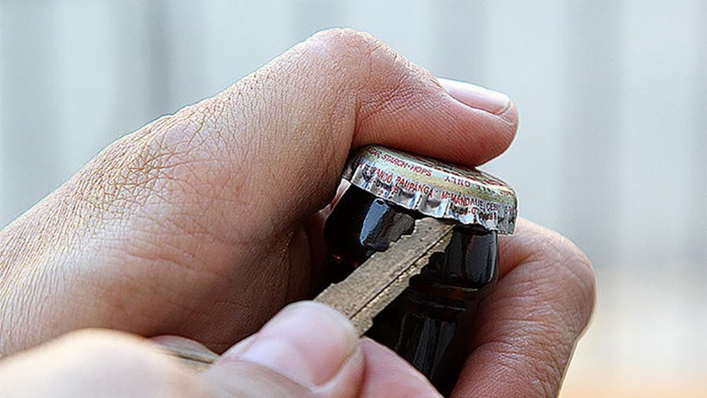 Cách khui bia bằng chìa khoá dễ dàng ít người biết