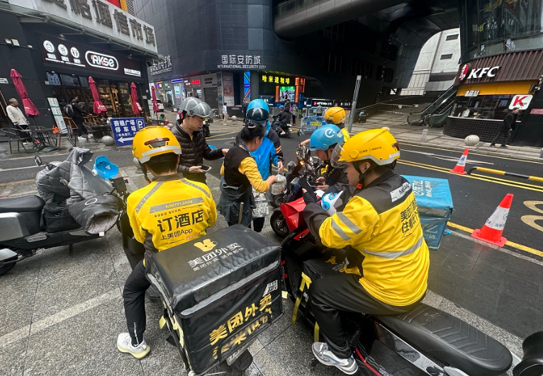 Trung Quốc bùng nổ dịch vụ 'nhận hộ đồ ăn'