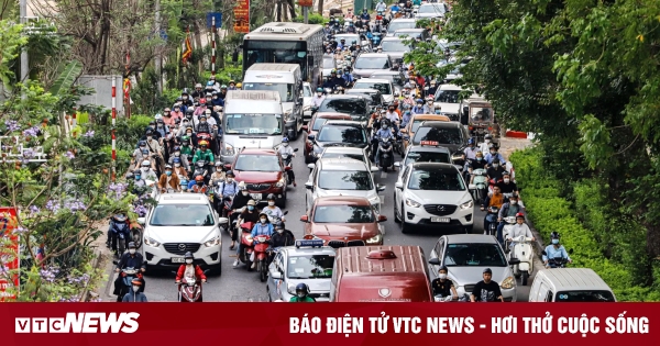 Xe cộ ken đặc khắp các ngả đường Hà Nội trong ngày đầu đi làm sau nghỉ lễ
