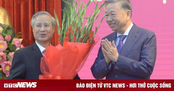 Tổng Bí thư Tô Lâm trao Huy hiệu 45 năm tuổi Đảng tặng ông Trần Quốc Vượng