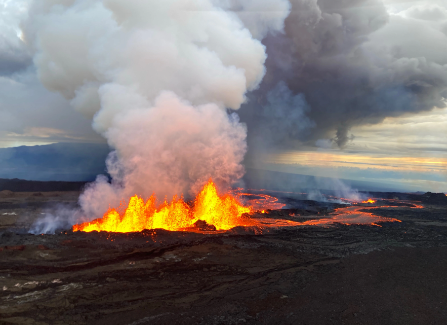 Núi lửa ở Hawaii thức giấc sau gần 40 năm, phun dòng dung nham cao tới 60m