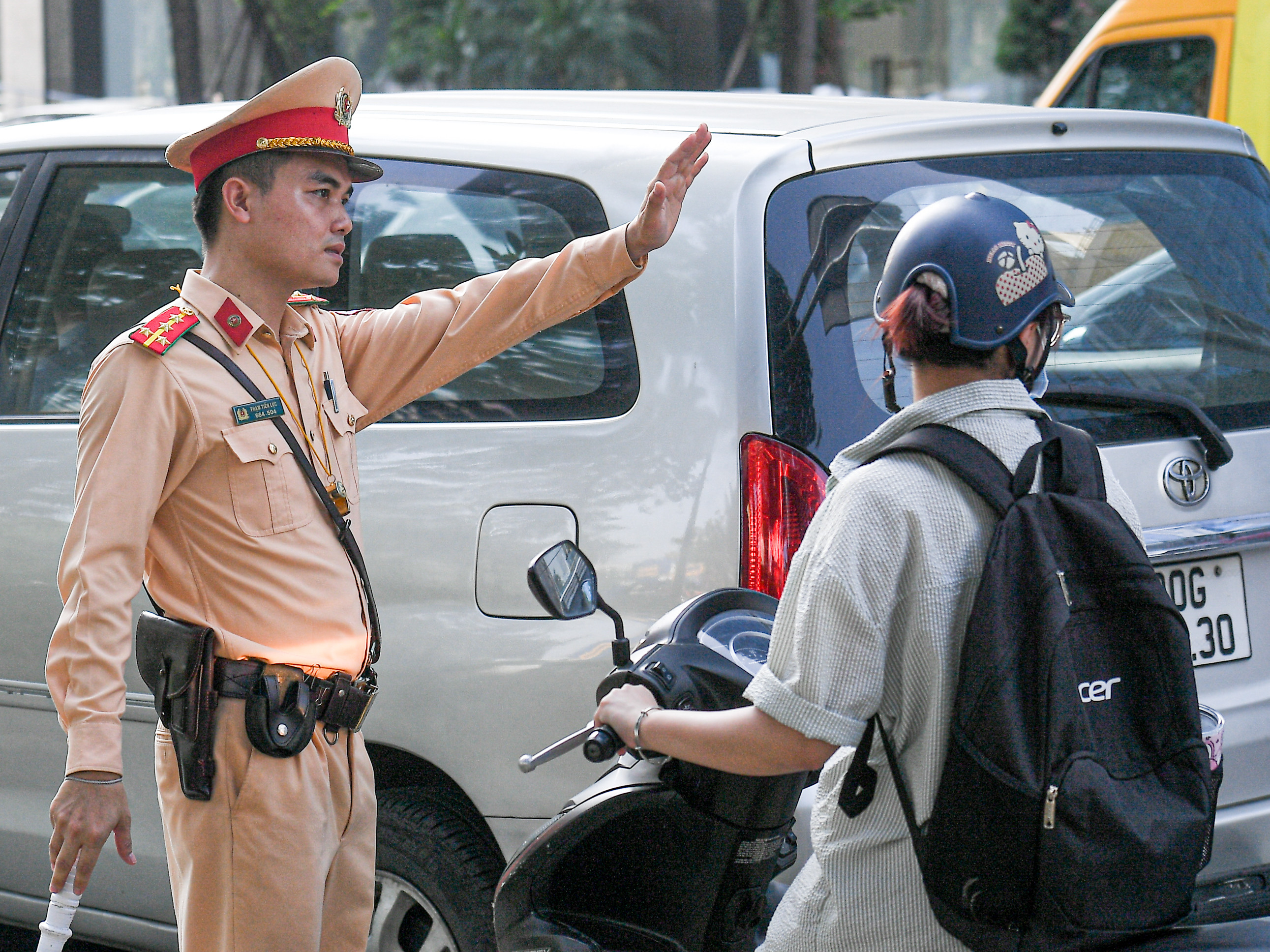 Hà Nội: Ngày đầu phân làn đường Võ Chí Công, CSGT liên tục nhắc nhở tài xế