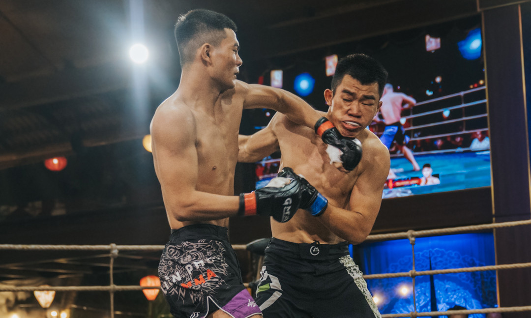 Tung 25 cú đấm trong 13 giây, học trò Johnny Trí Nguyễn hạ gục võ sĩ MMA