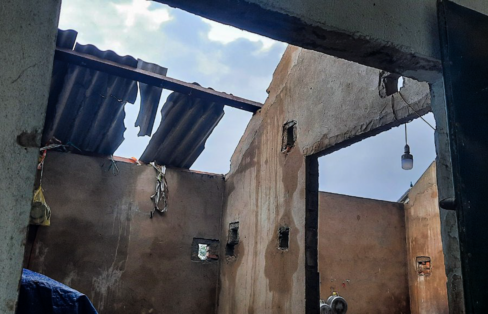 Ảnh: Lốc xoáy trong đêm cuốn bay nhiều mái nhà dân ở Hà Tĩnh