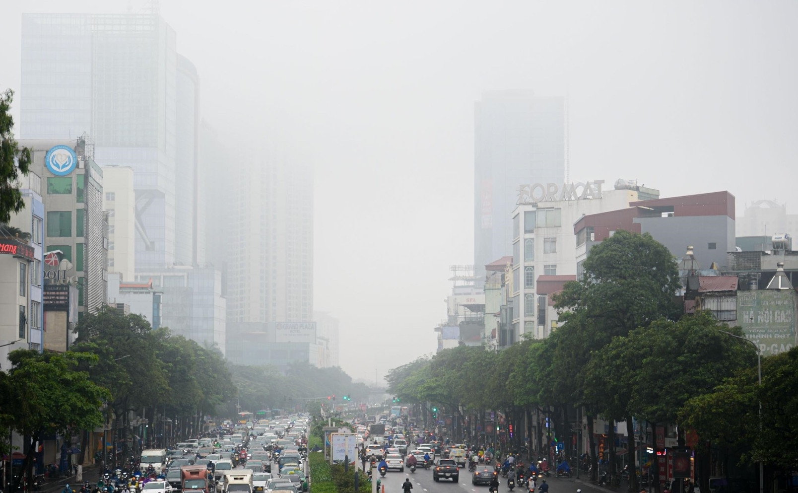 Sương mù dày đặc 'nuốt chửng' nhiều tòa nhà cao tầng ở Hà Nội