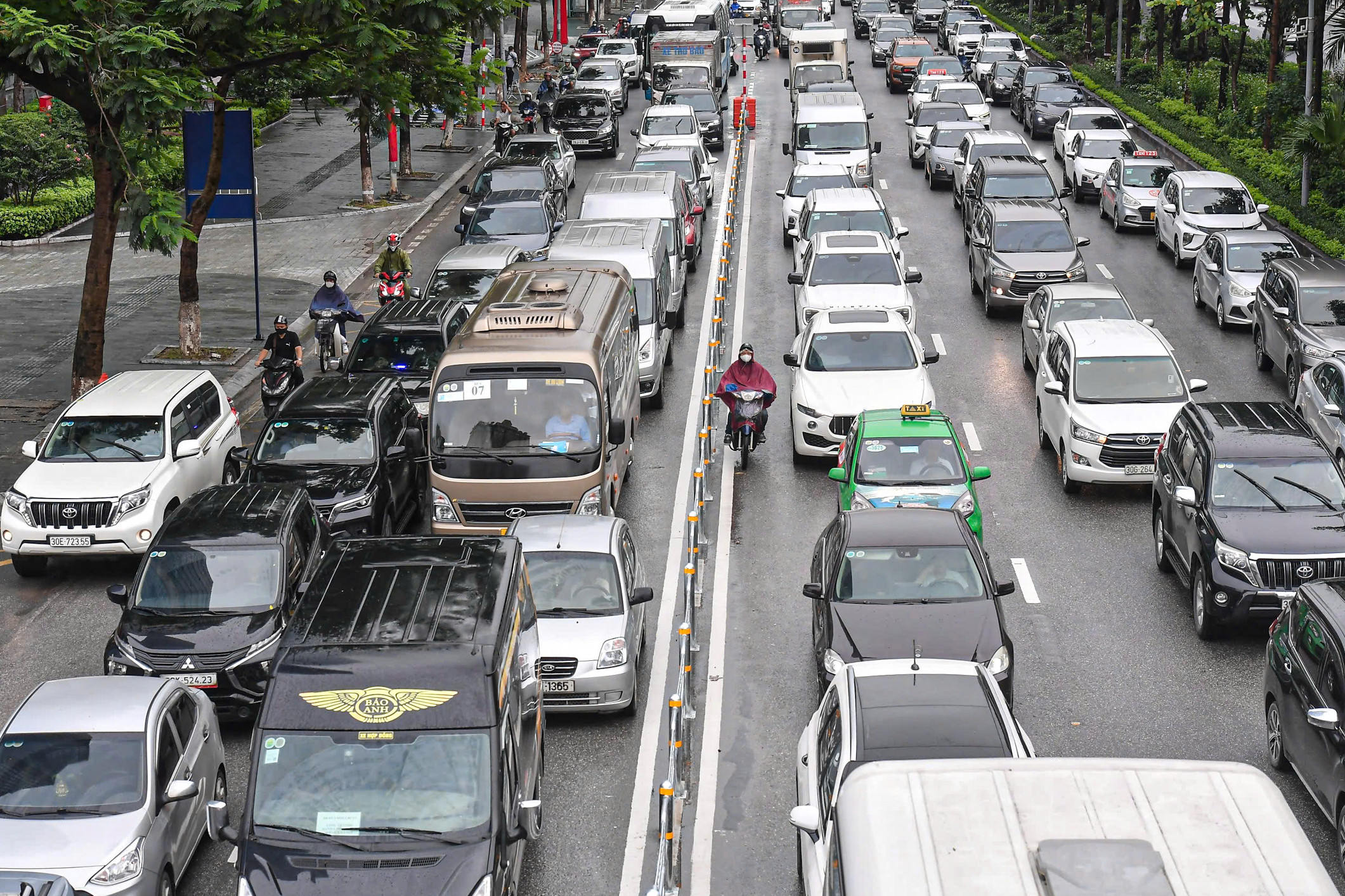 Ô tô dàn hàng 6, xe máy leo vỉa hè ngày đầu phân làn cứng đường Võ Chí Công