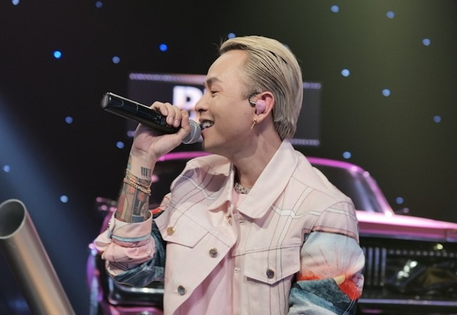 Rapper Binz mang nhiều ca khúc triệu views 'đốt cháy' sân khấu sinh viên