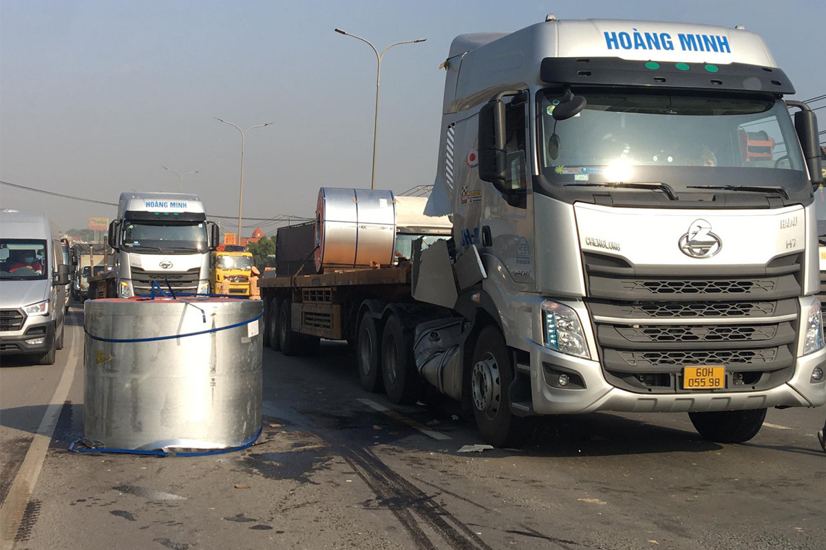 Container chở thép cuộn rơi xuống đường gây tai nạn, tài xế bị xử phạt ...