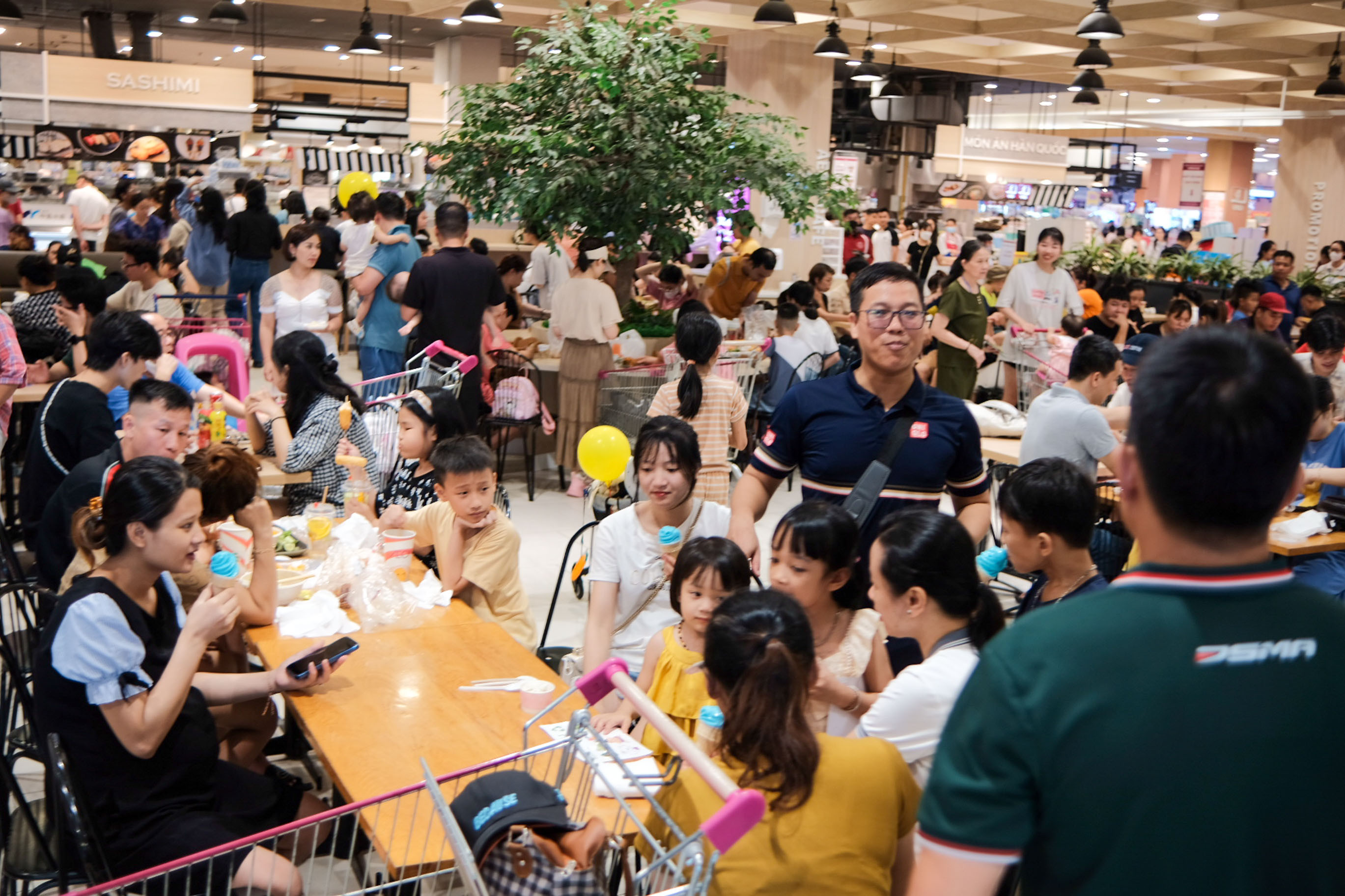 Mất điện nhiều giờ, người Hà Nội đổ xô vào trung tâm thương mại tránh nóng