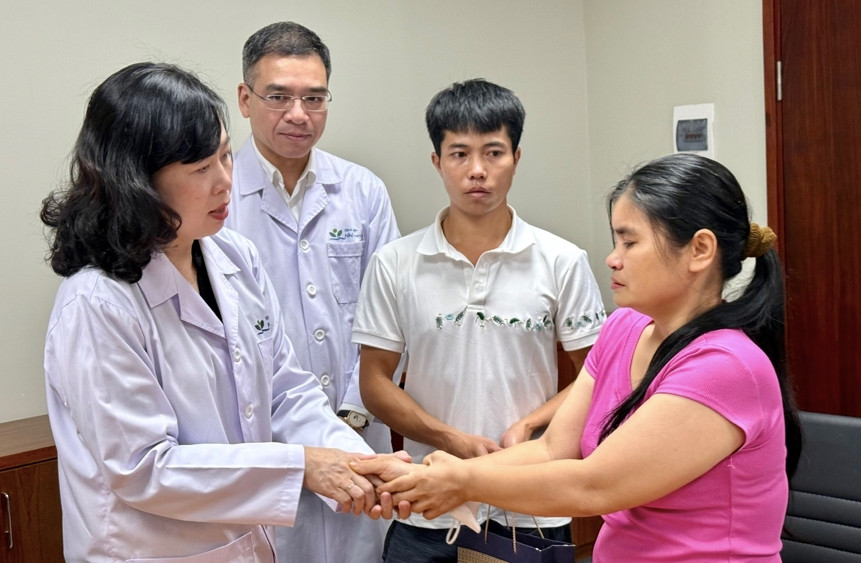 Bộ trưởng Y tế thăm bé trai vụ 'không được cấp cứu vì chưa đủ tiền viện ...