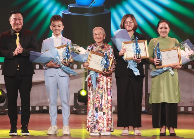 NSƯT Phi Điểu giành giải 'Nữ diễn viên chính xuất sắc' ở tuổi 91