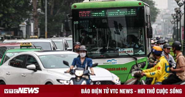 Bị cướp làn đường, buýt nhanh BRT chôn chân trên phố Hà Nội