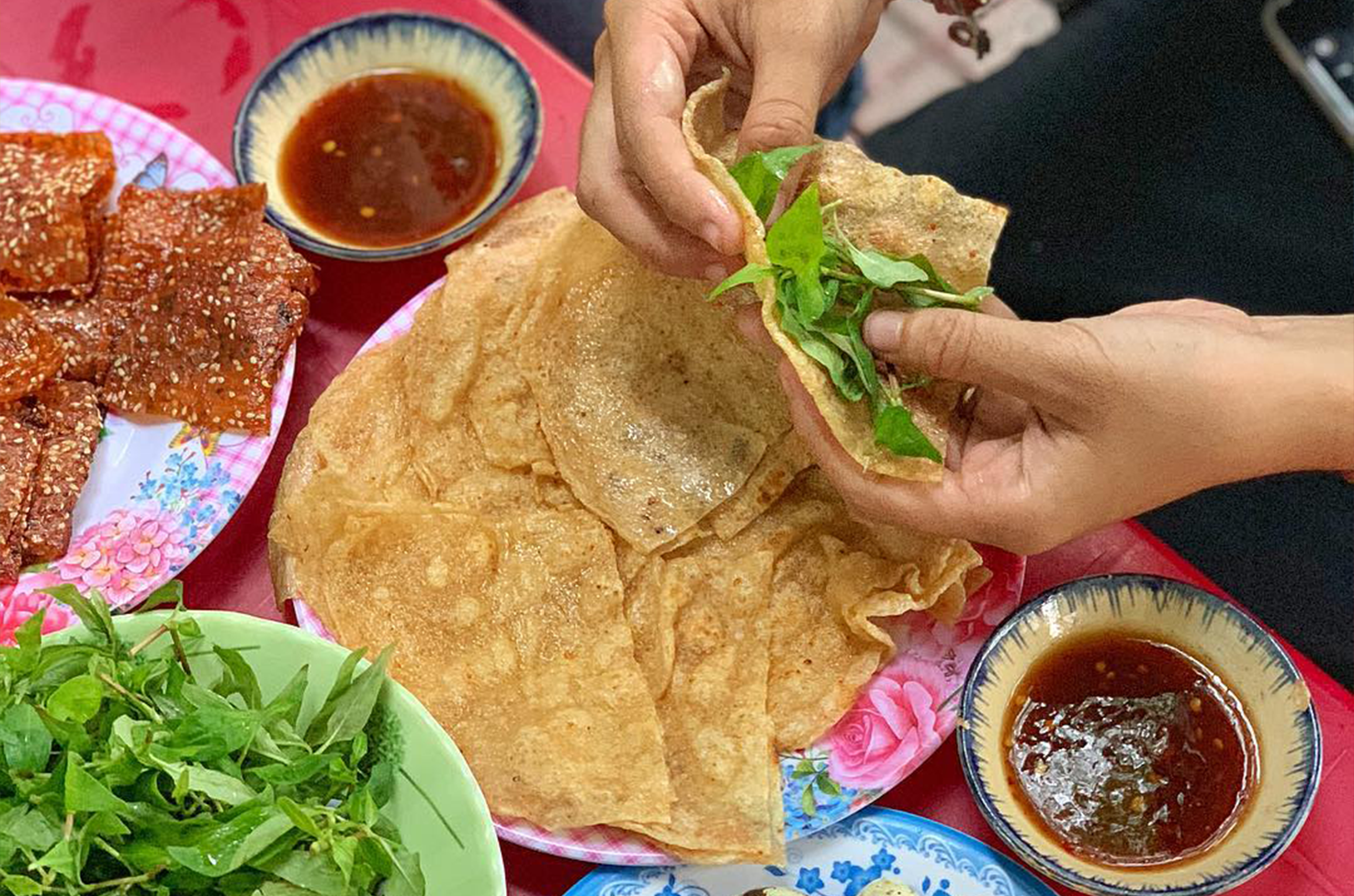 'Quên lối về' với chả cá cuốn rau răm, món ăn vặt đặc sản ở Bình Định