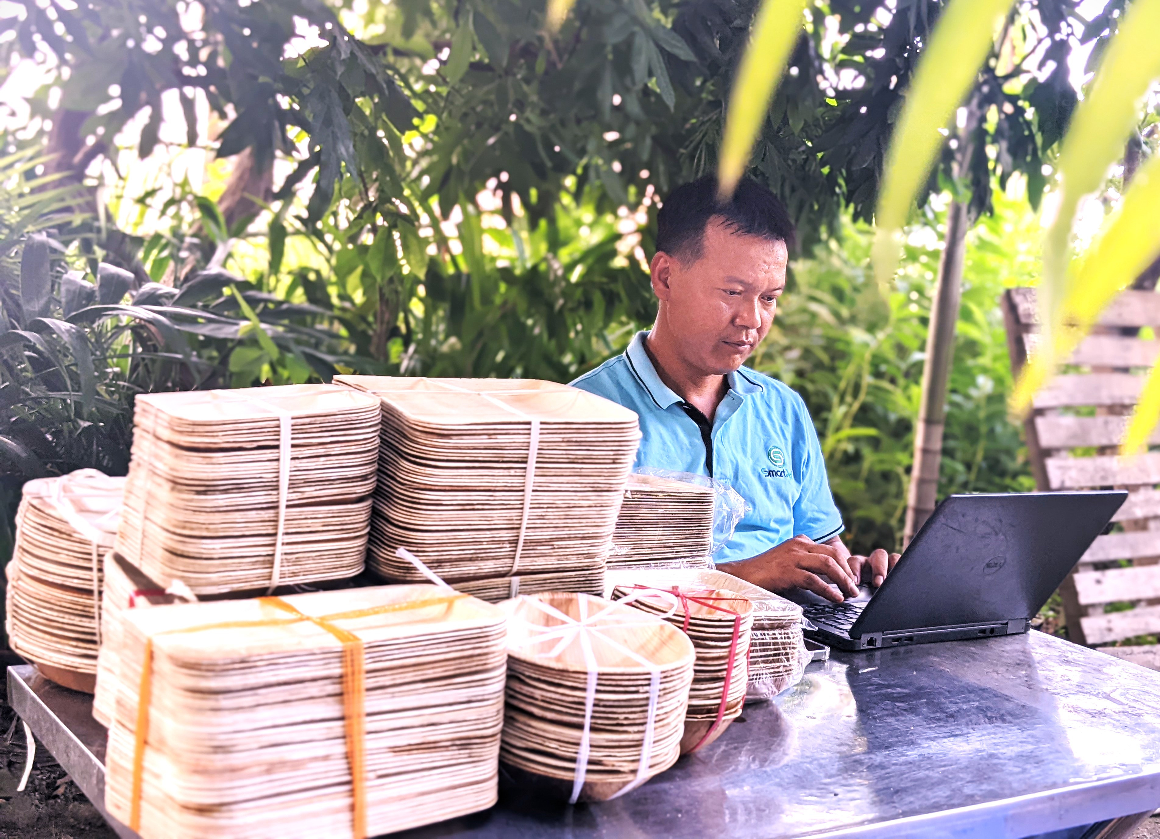 Độc đáo chén, đĩa làm bằng mo cau, xuất khẩu khắp 5 châu