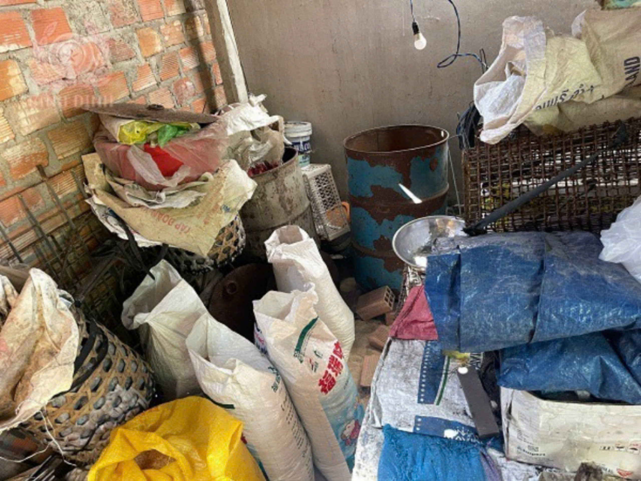 Con gái trộm hơn 1,5 tỷ đồng của cha mẹ cất giấu trong thùng lúa