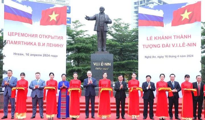 Nghệ An khánh thành tượng đài V.I.Lenin do tỉnh Ulyanovsk trao tặng