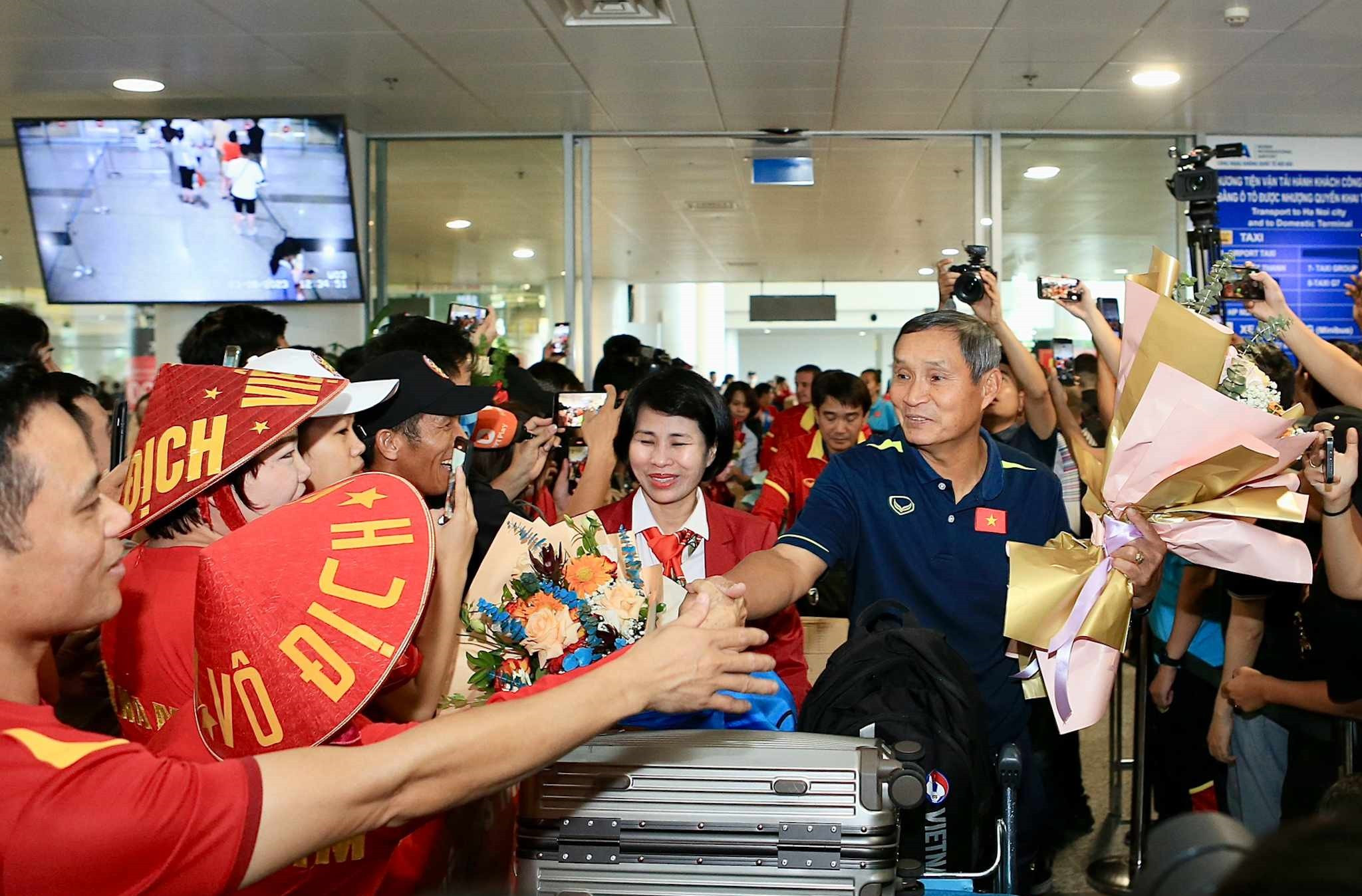 Người hâm mộ vây kín, hô vang 'tự hào' đón tuyển nữ Việt Nam