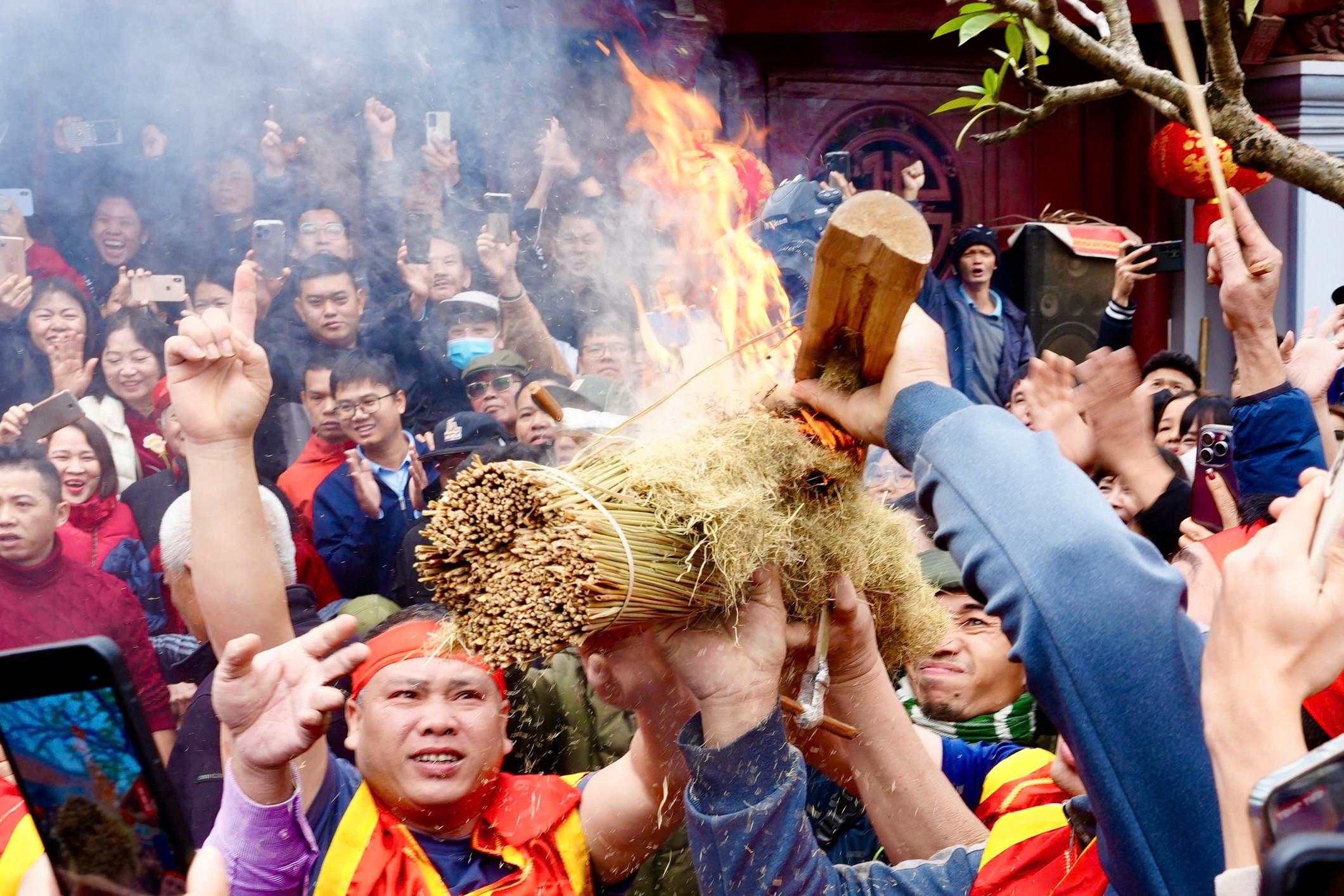 Về Thị Cấm xem dân làng kéo lửa, giã gạo thổi cơm trong 30 phút