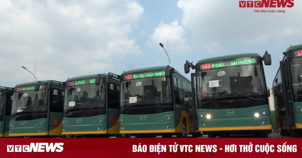 Cận cảnh đoàn xe bus 'xanh' kết nối Metro ở TP.HCM