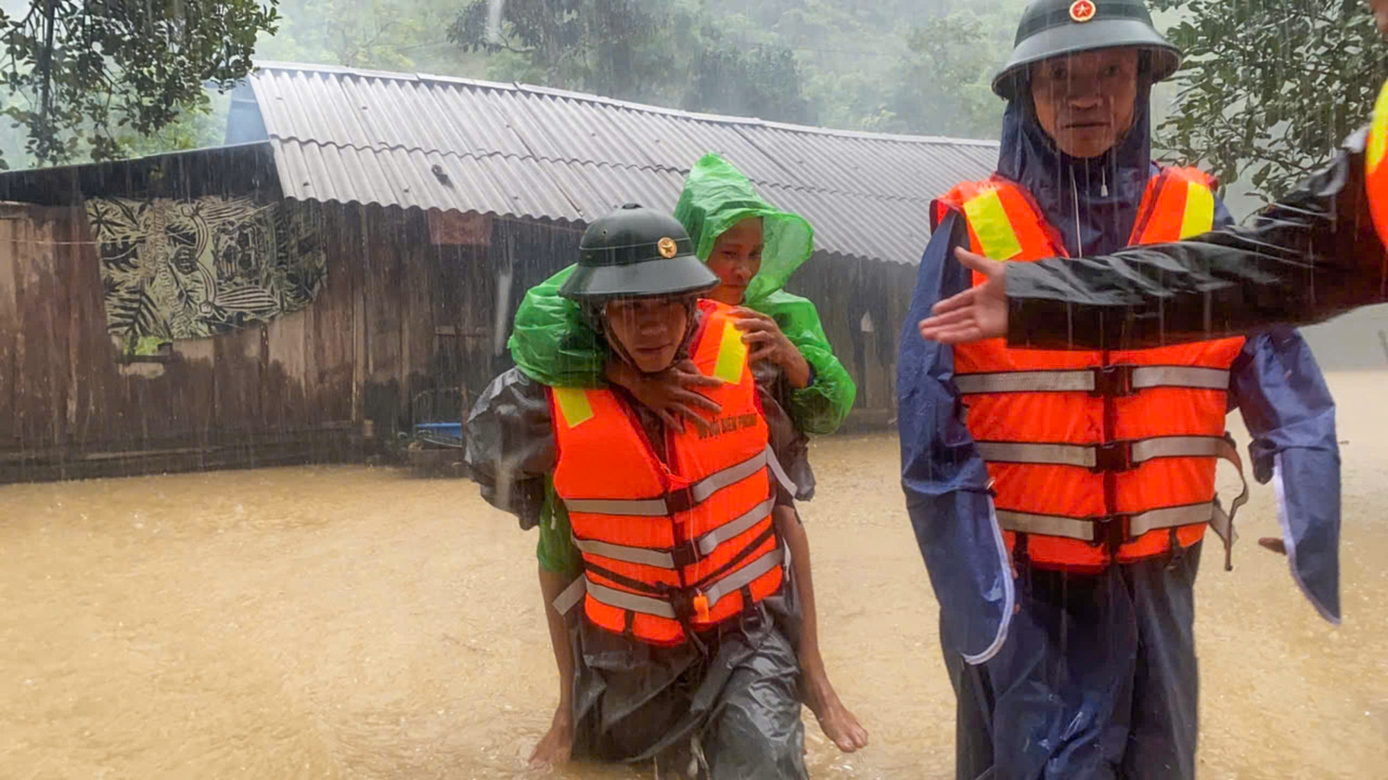 Nước lũ bủa vây, người dân miền Trung hối hả chạy lụt