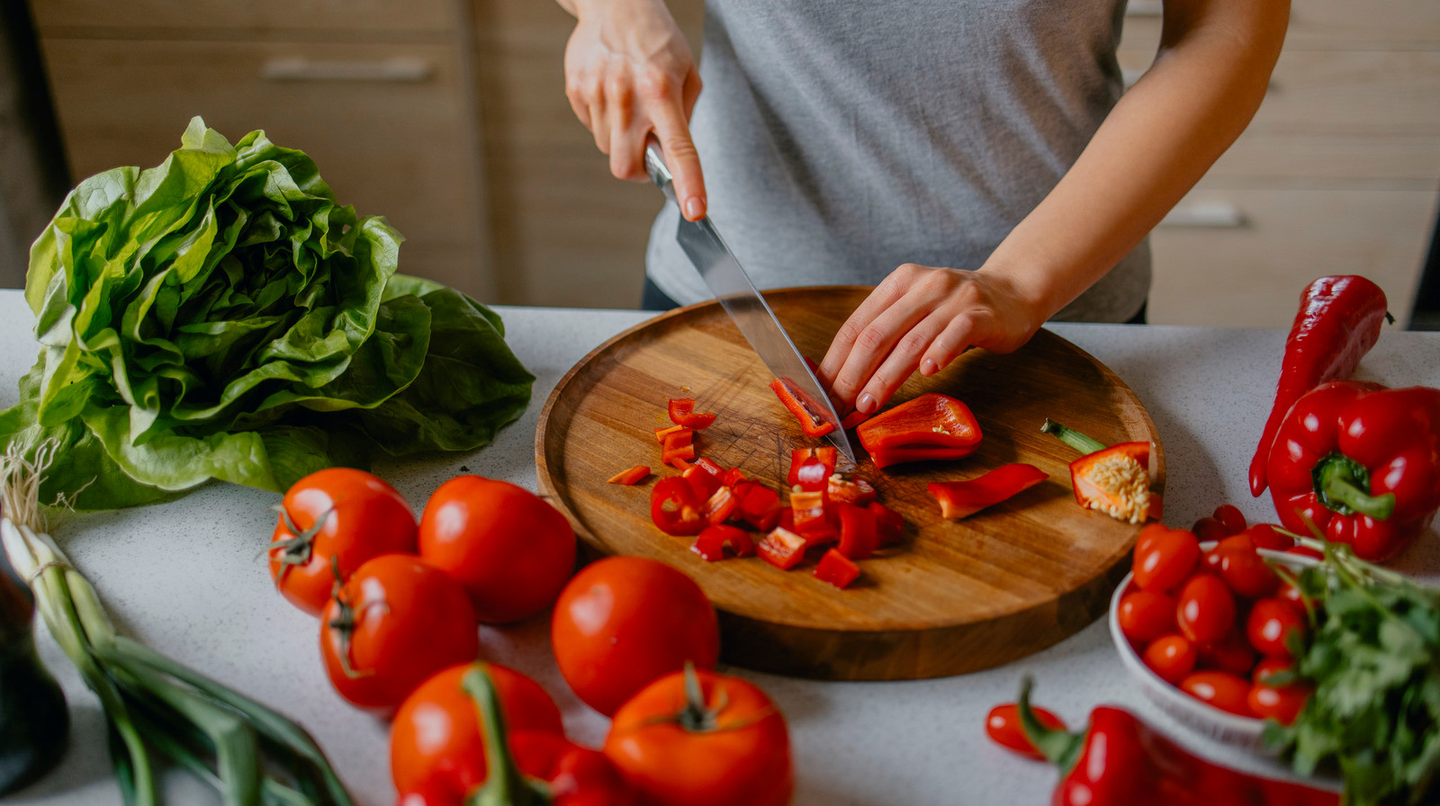 Cách làm dịu tay bỏng rát do dính ớt