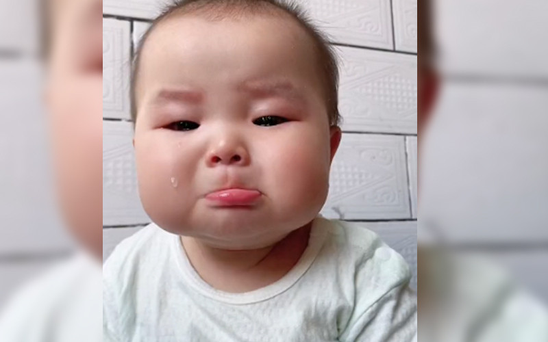 Em bé chỉ cần khóc cũng kiếm được hàng triệu view