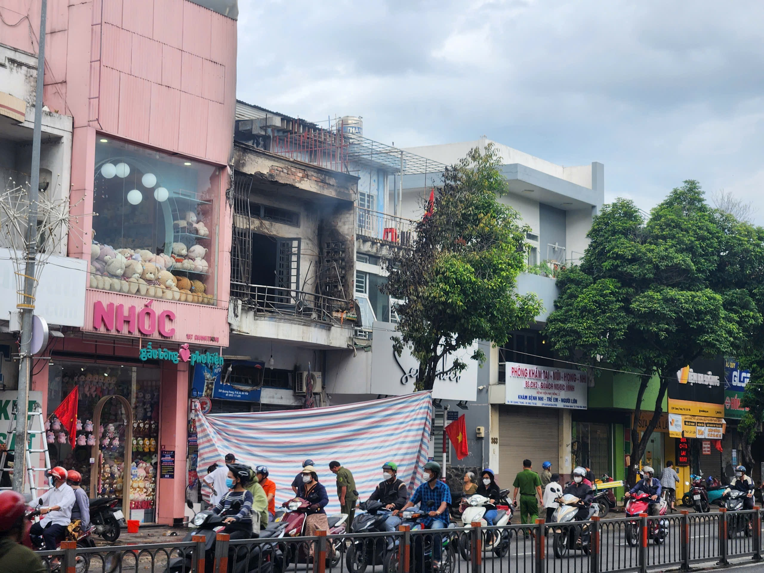 Cháy nhà sáng sớm ở TP.HCM, người dân thoát nạn qua ban công