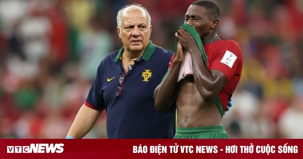 Lần đầu đá World Cup, sao trẻ Bồ Đào Nha khóc nức nở rời sân ngay hiệp 1
