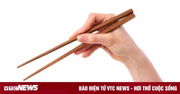 Cách cầm đũa khi ăn tiết lộ tính cách