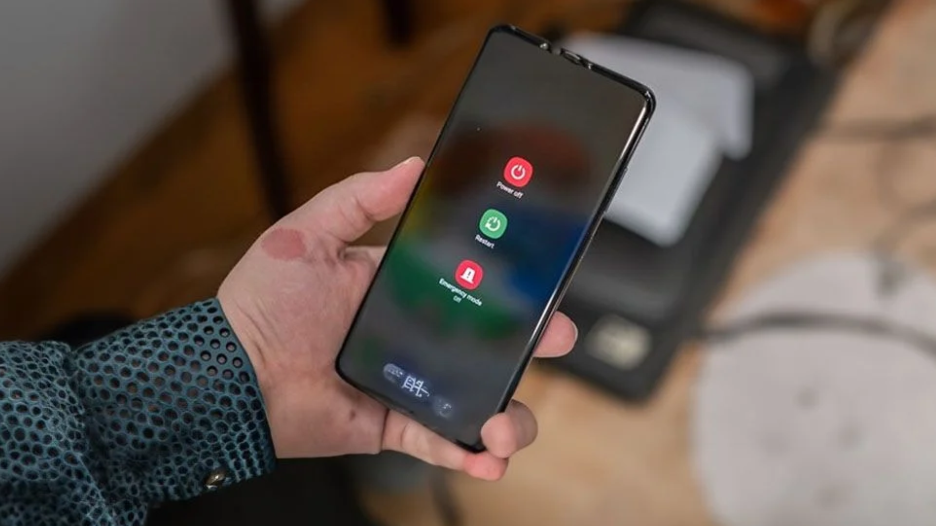 Có nên tắt, bật điện thoại hàng ngày?