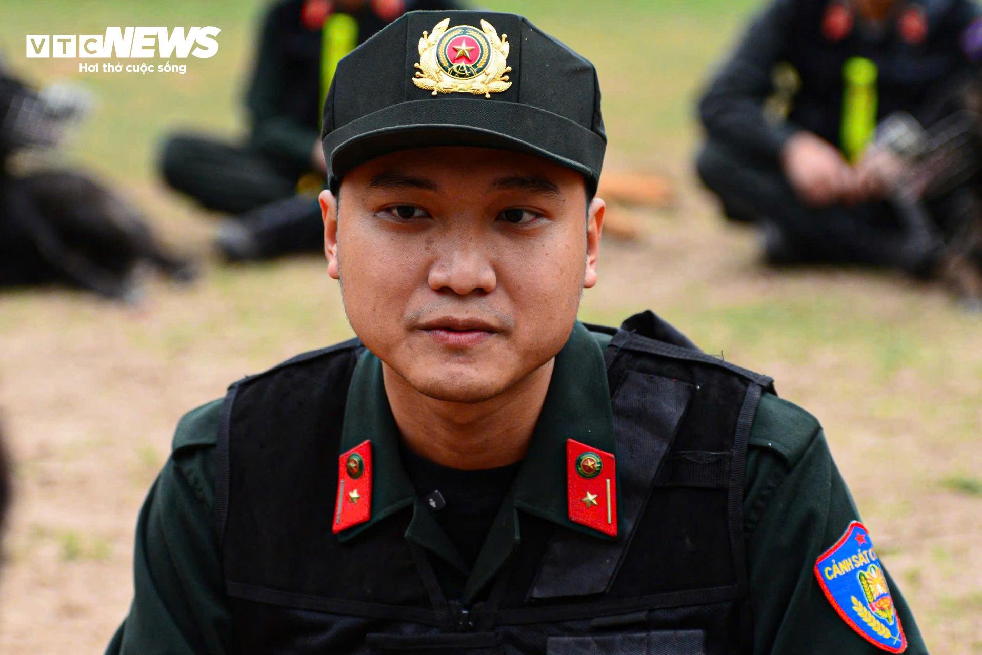 Cảnh khuyến trổ tài vượt vòng lửa, tìm ma tuý, dũng mãnh tấn công tội phạm