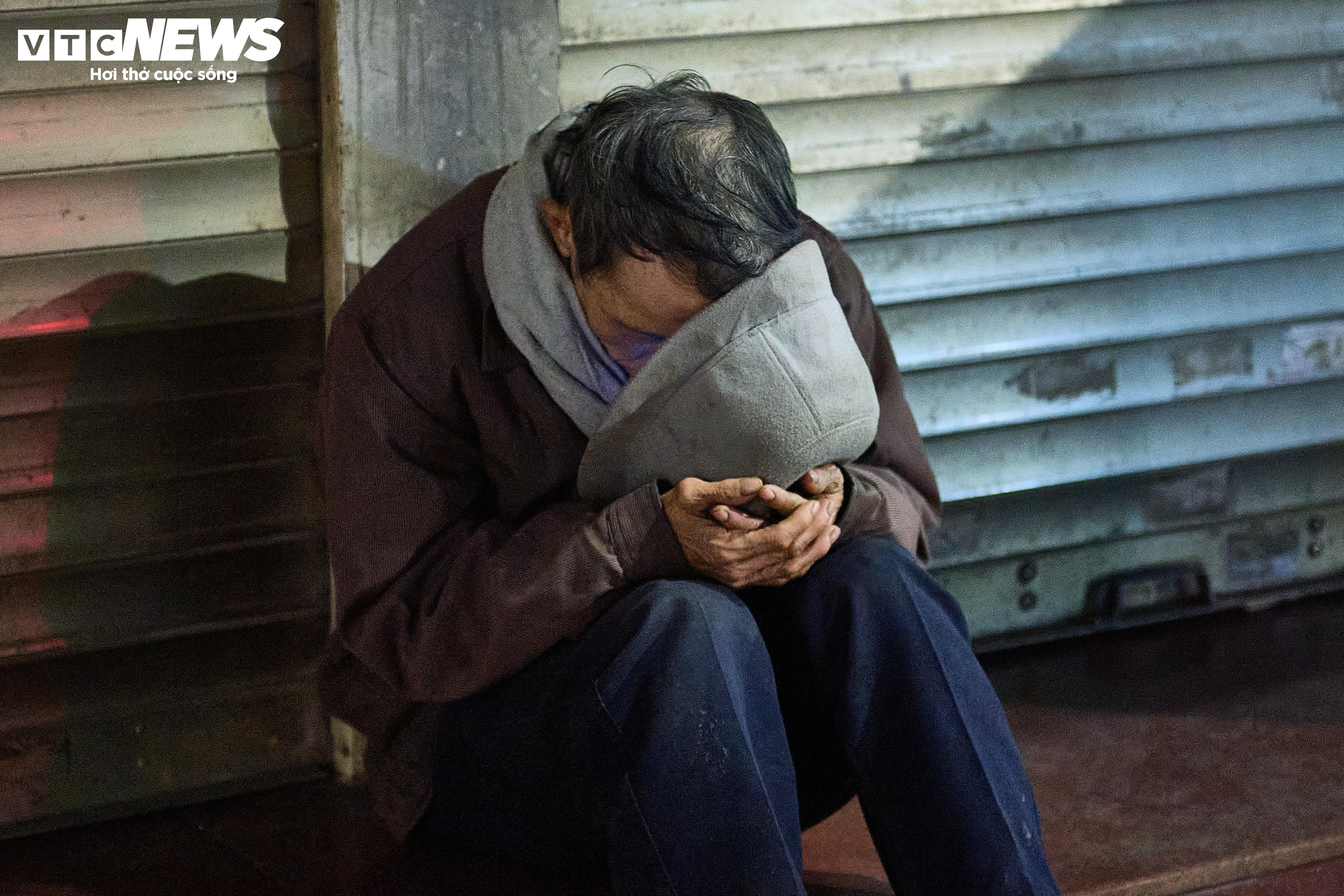 Người vô gia cư co ro bên vỉa hè Hà Nội giữa trời đông lạnh thấu xương