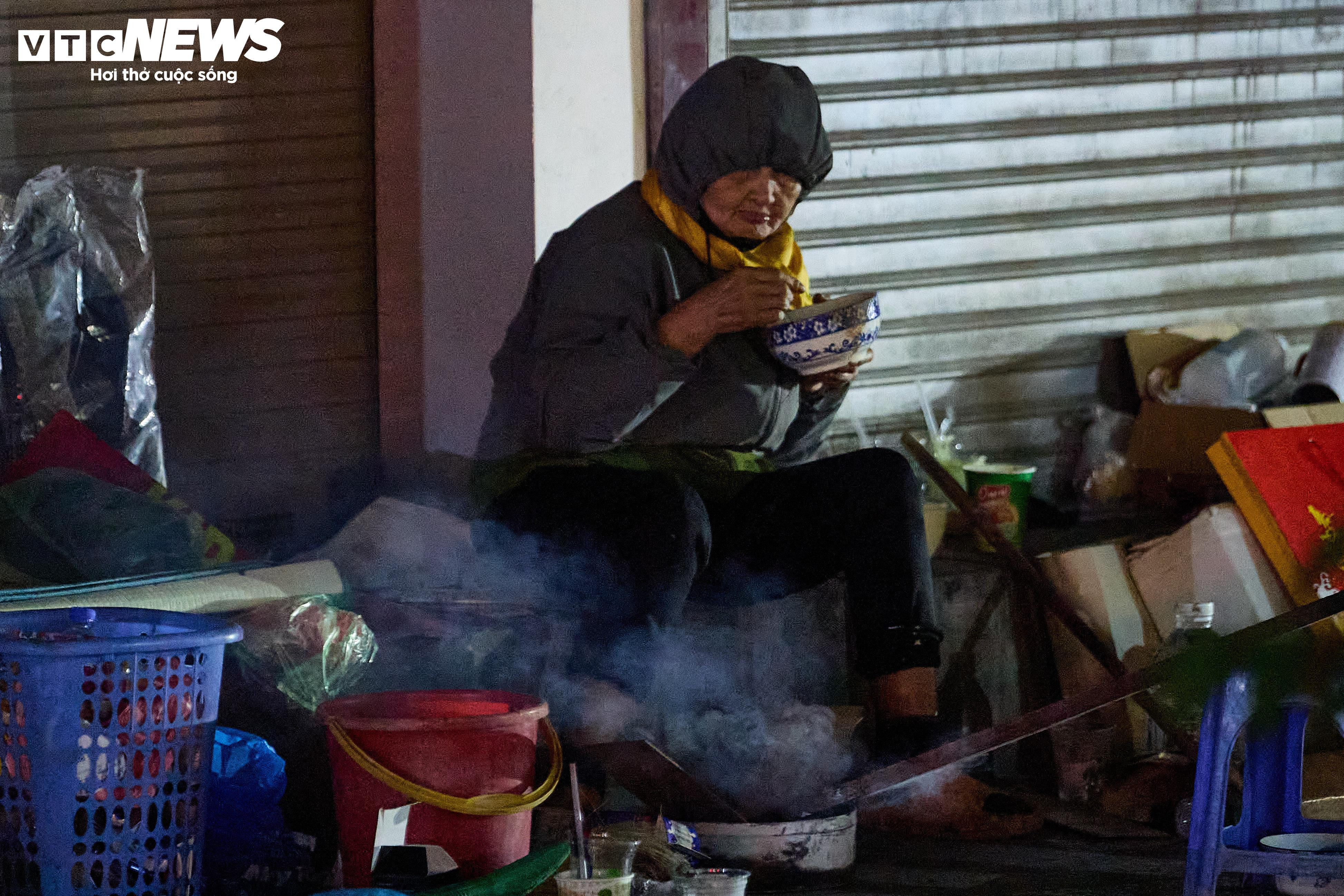 Người vô gia cư co ro bên vỉa hè Hà Nội giữa trời đông lạnh thấu xương