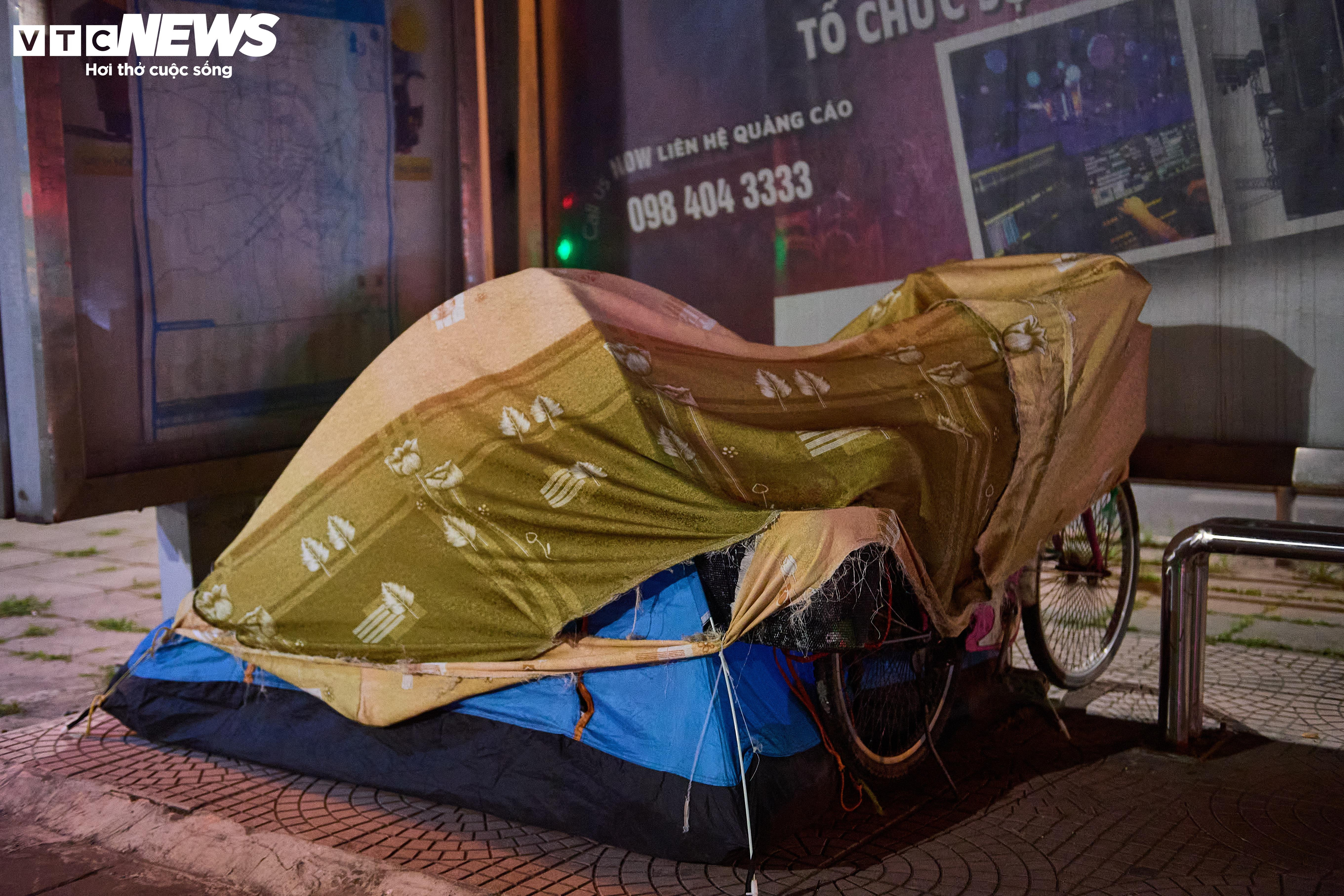 Người vô gia cư co ro bên vỉa hè Hà Nội giữa trời đông lạnh thấu xương