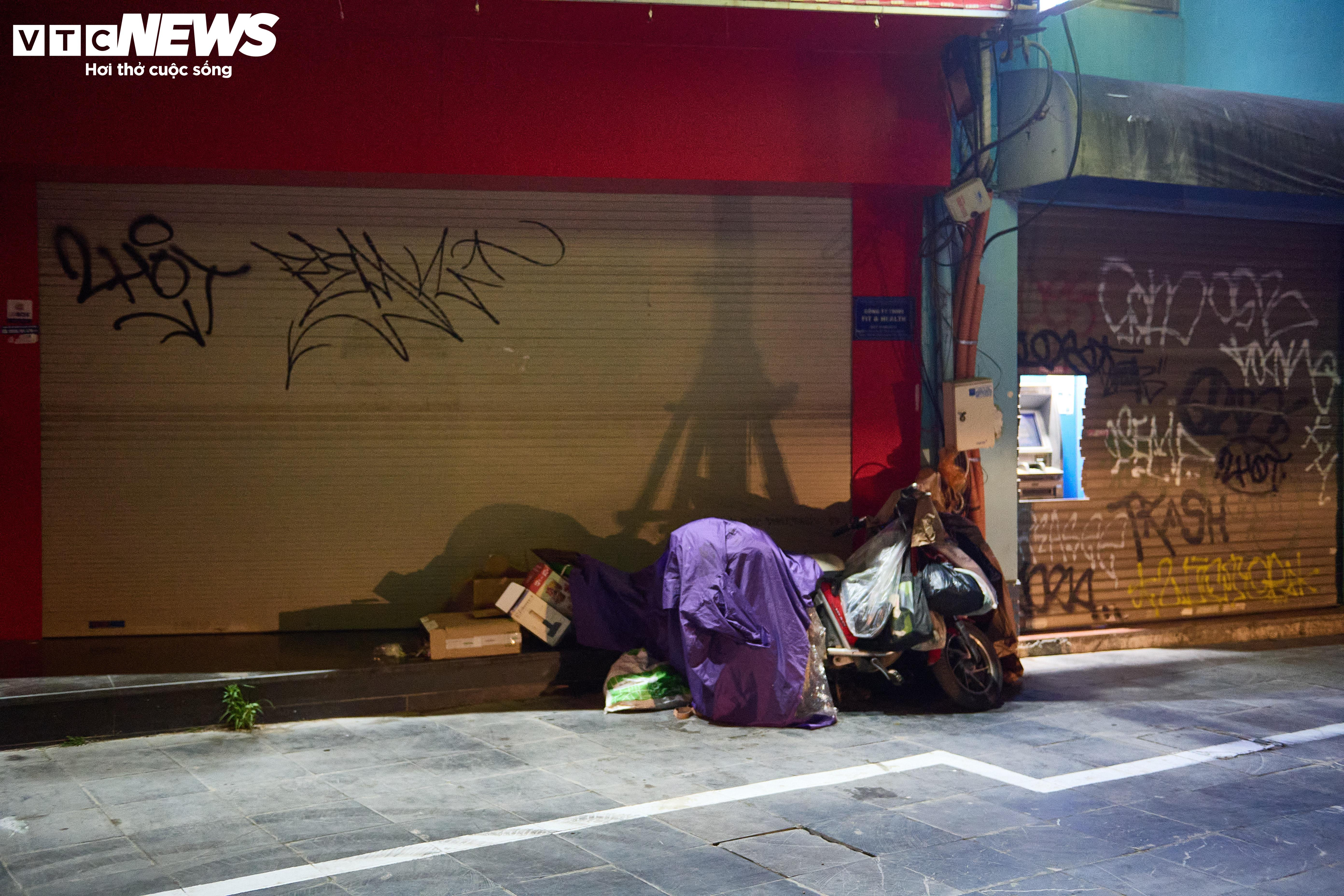 Người vô gia cư co ro bên vỉa hè Hà Nội giữa trời đông lạnh thấu xương