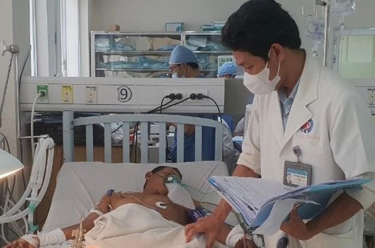 15 giờ nối cẳng chân đứt lìa cho người đàn ông bị tai nạn giao thông