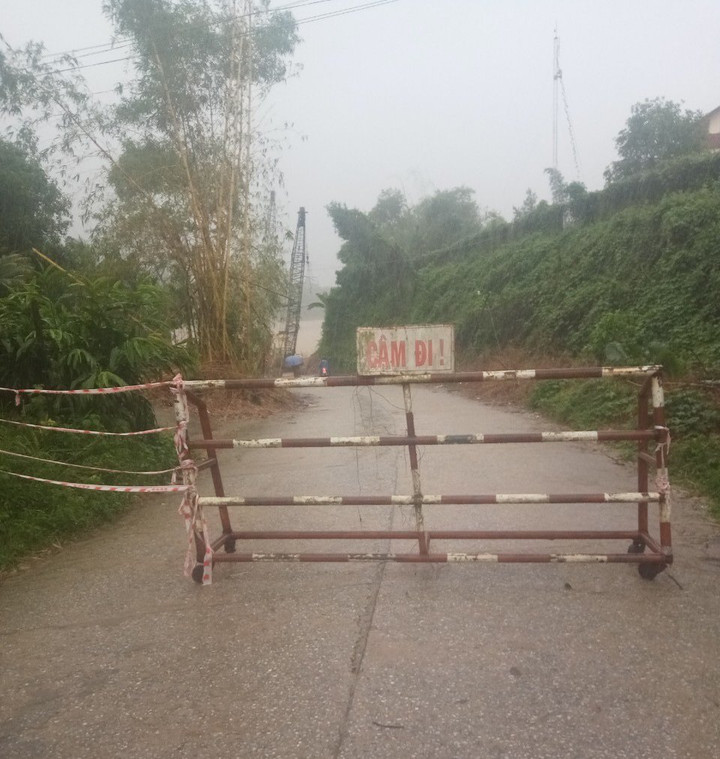 Mưa trắng trời, lũ trên sông ở miền núi Quảng Ngãi cuồn cuộn dâng cao, chảy xiết