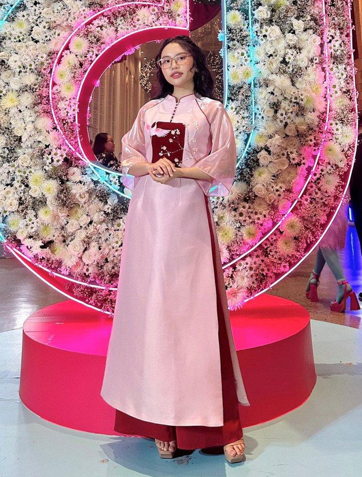 Vẻ nền nã mà cá tính của Phương Mỹ Chi trong tà áo dài