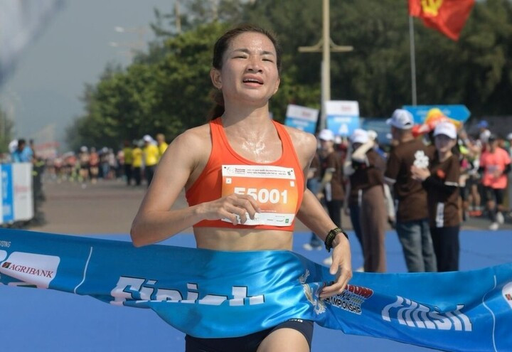 Nguyễn Thị Oanh bảo vệ thành công chức vô địch tại Tiền Phong Marathon 2024