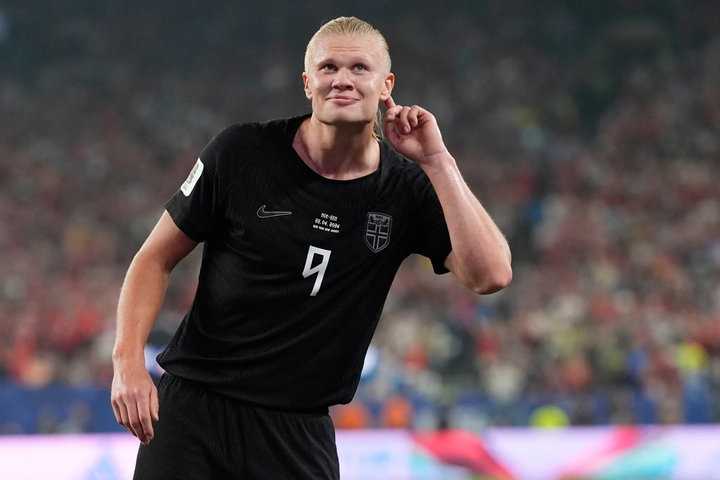 Odegaard đánh trống, Haaland dẫn đầu đội Na Uy chèo thuyền kiểu Viking
