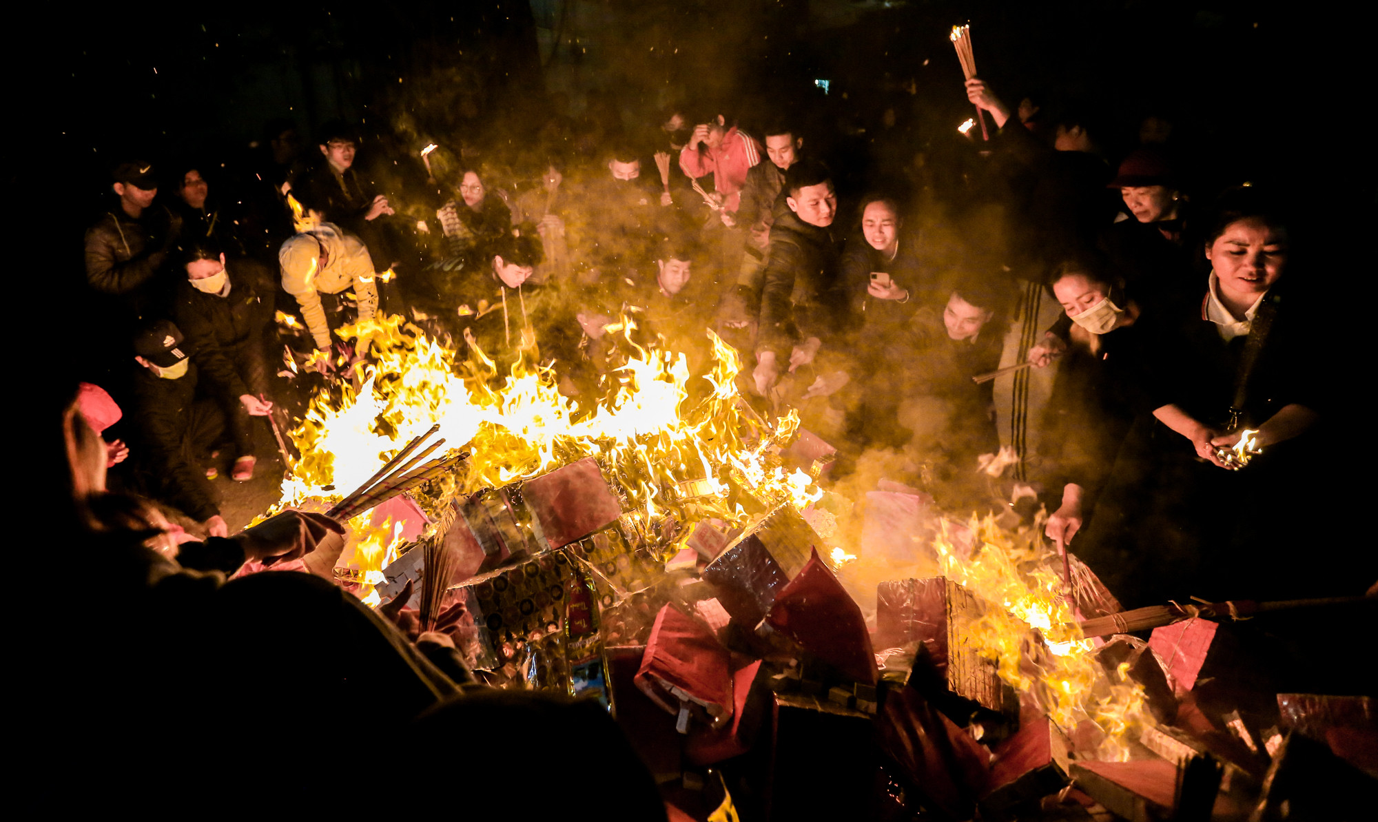 Cả làng háo hức xin lửa 'lấy đỏ' đầu năm mới